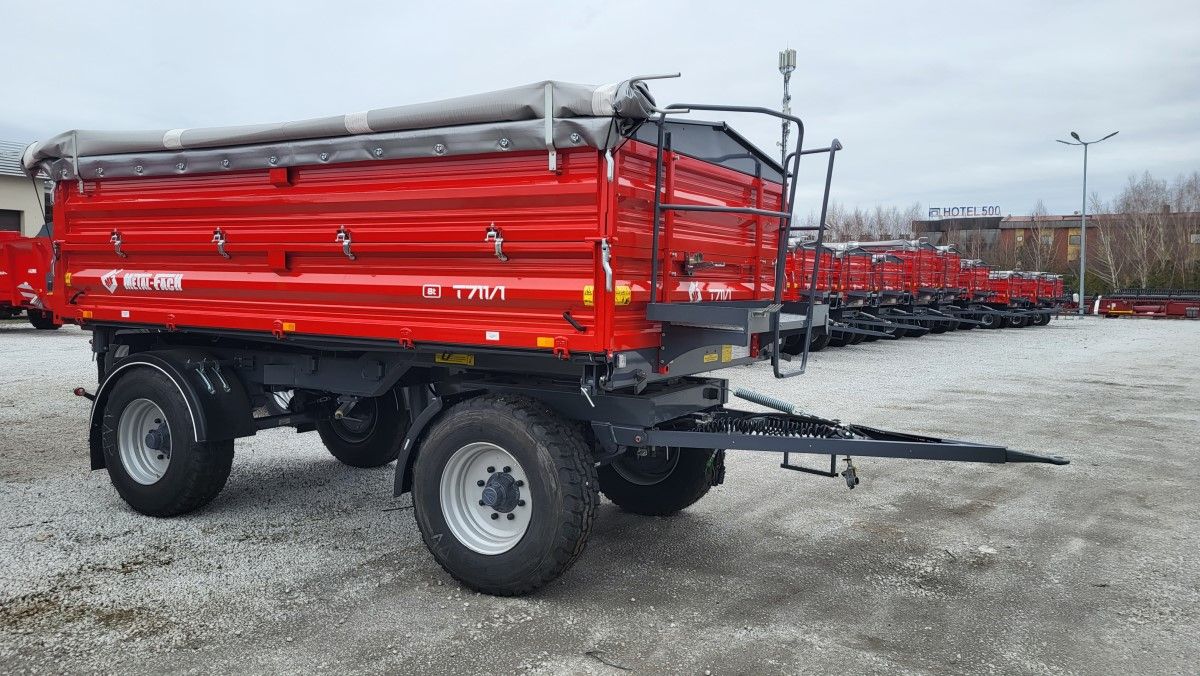 T711/1 przyczepa rolnicza Metal-Fach o ładowności 8 ton. Wywrotka 2-osiowa Metalfach.